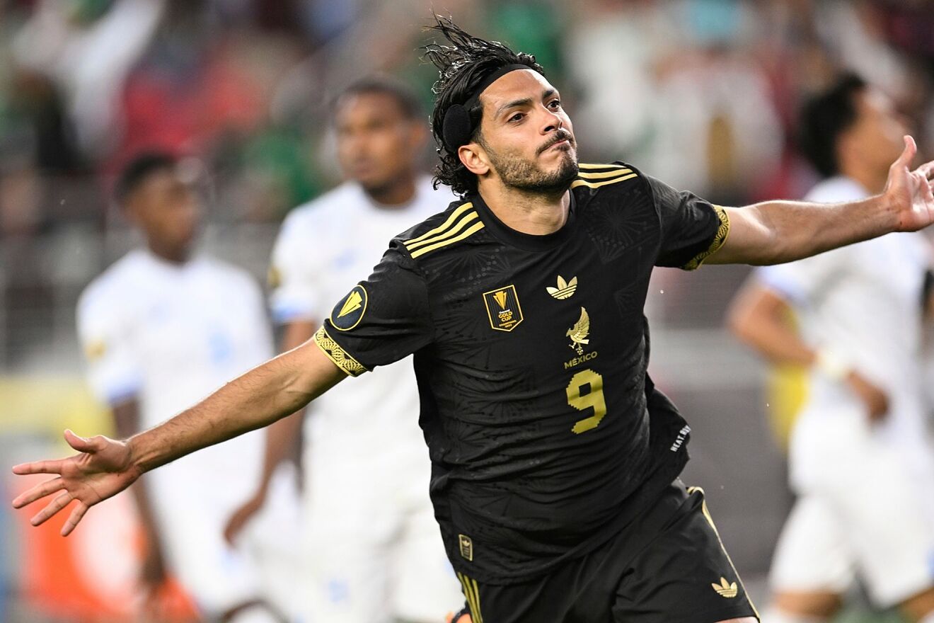 El festejo de Raúl Jiménez dedicado a Diogo Jota durante la Final de la ...