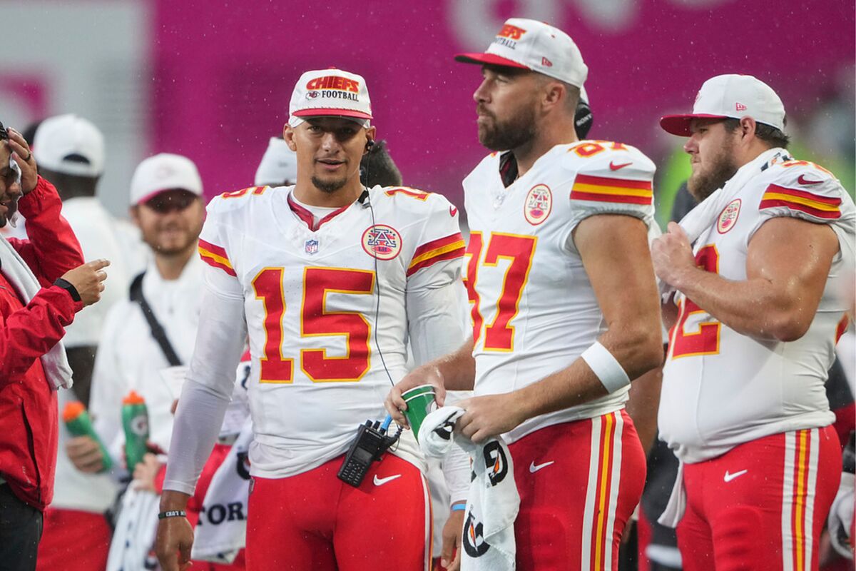 Patrick Mahomes trolea a Travis Kelce mientras que hace un importante ...