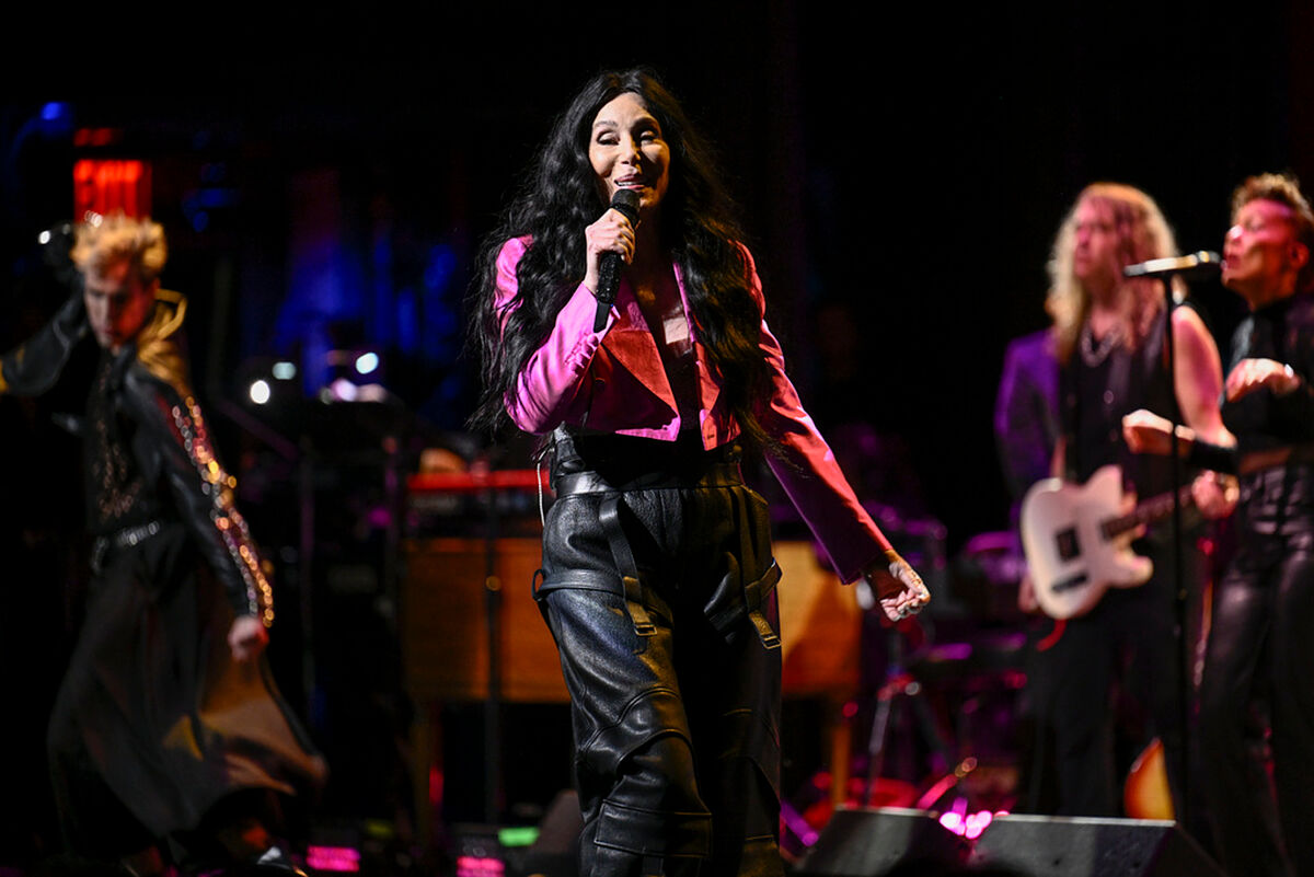 Aseguran que Cher consiente a A. E. Edwards aventuras sexuales fuera de su relación de pareja ...