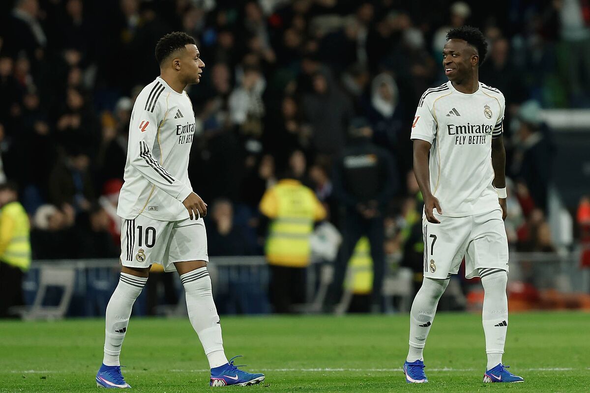 Mbappé pone el pecho para parar las balas contra Vinicius y manda un ...