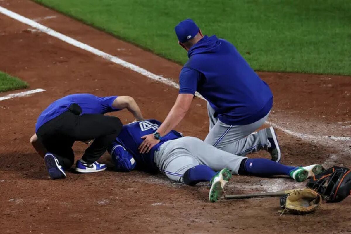 Dramático pelotazo de Kade Stroud a George Springer en la cabeza ...