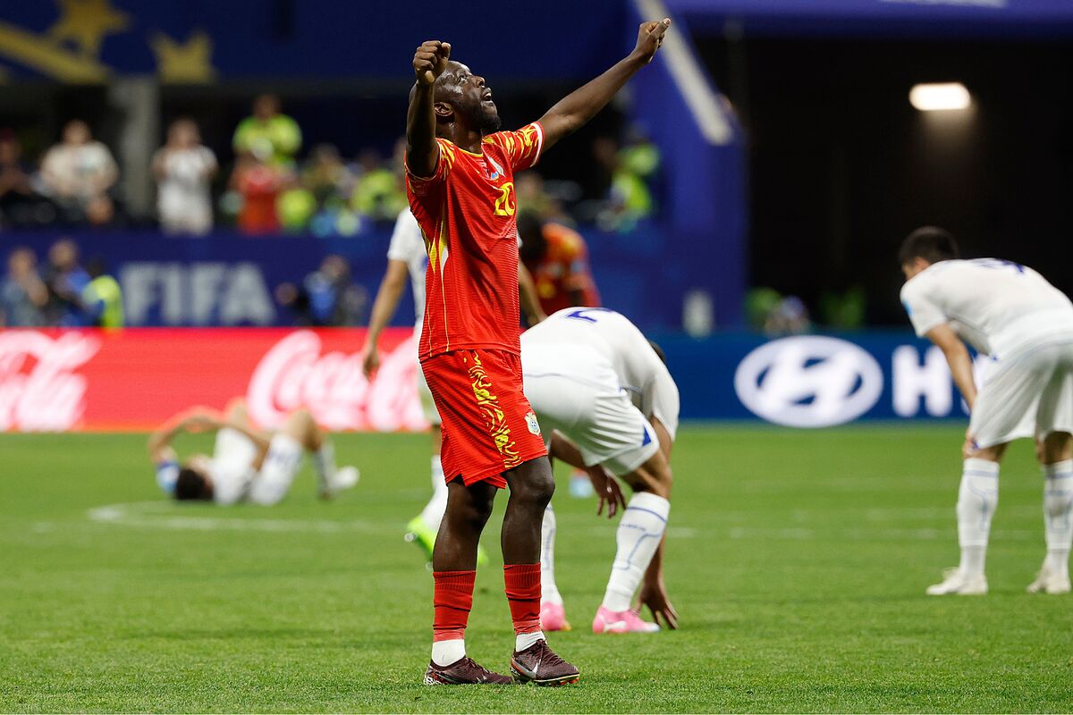 El Congo remonta para vencer 3-1 a Uzbekistán y asegurar su pase a la ...