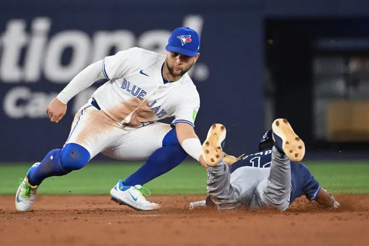 Blue Jays vencen a los Rays 6-5 con polémica jugada y se acercan al título de la División Este ...