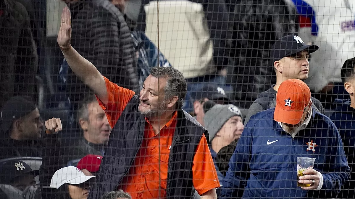 El senador Ted Cruz asiste al Yankees vs Astros y fanáticos le muestran ...